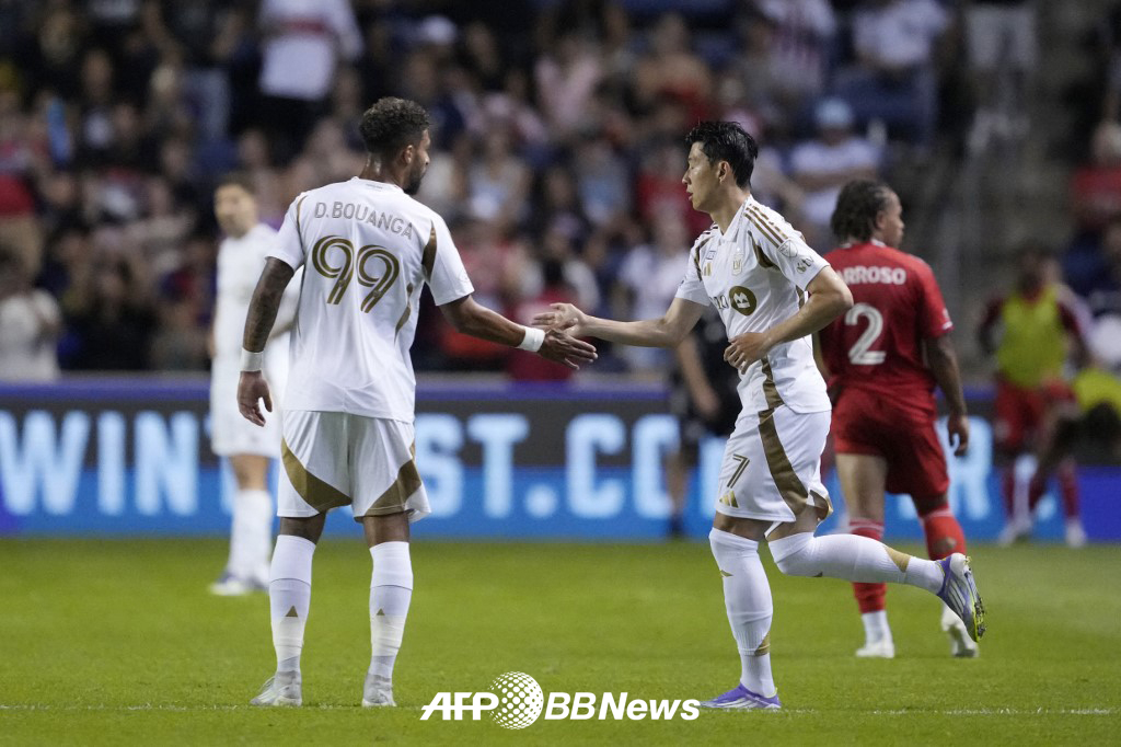 '슈팅 3개에 PK 유도까지' 손흥민, MLS 데뷔전 '6점대' 평점... LAFC, 시카고와 2-2 무승부 | 스타뉴스