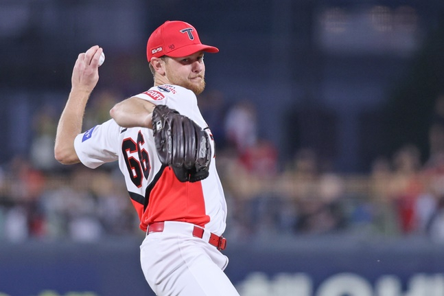 'KIA가 포기한' KBO 대표 5무원, ML 복귀 후 '벌써 8승'... 1위 팀 주축 대반전 | 스타뉴스