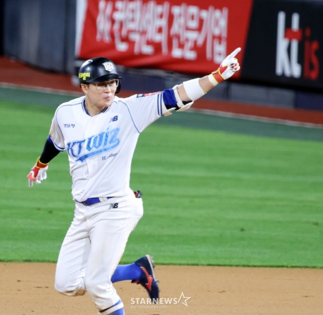 '허경민 끝내기 적시타' KT, SSG에 '4:0→4:4→5:4' 짜릿한 승리! 2연승 성공 [수원 현장리뷰] | 스타뉴스