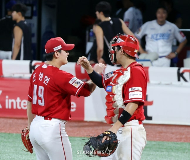 SSG, 롯데 밀어내고 '드디어' 3위 등극! KT 5-3 제압→한유섬 3타점+최정 리그 최초 1500득점 금자탑 [수원 현장리뷰] | 스타뉴스