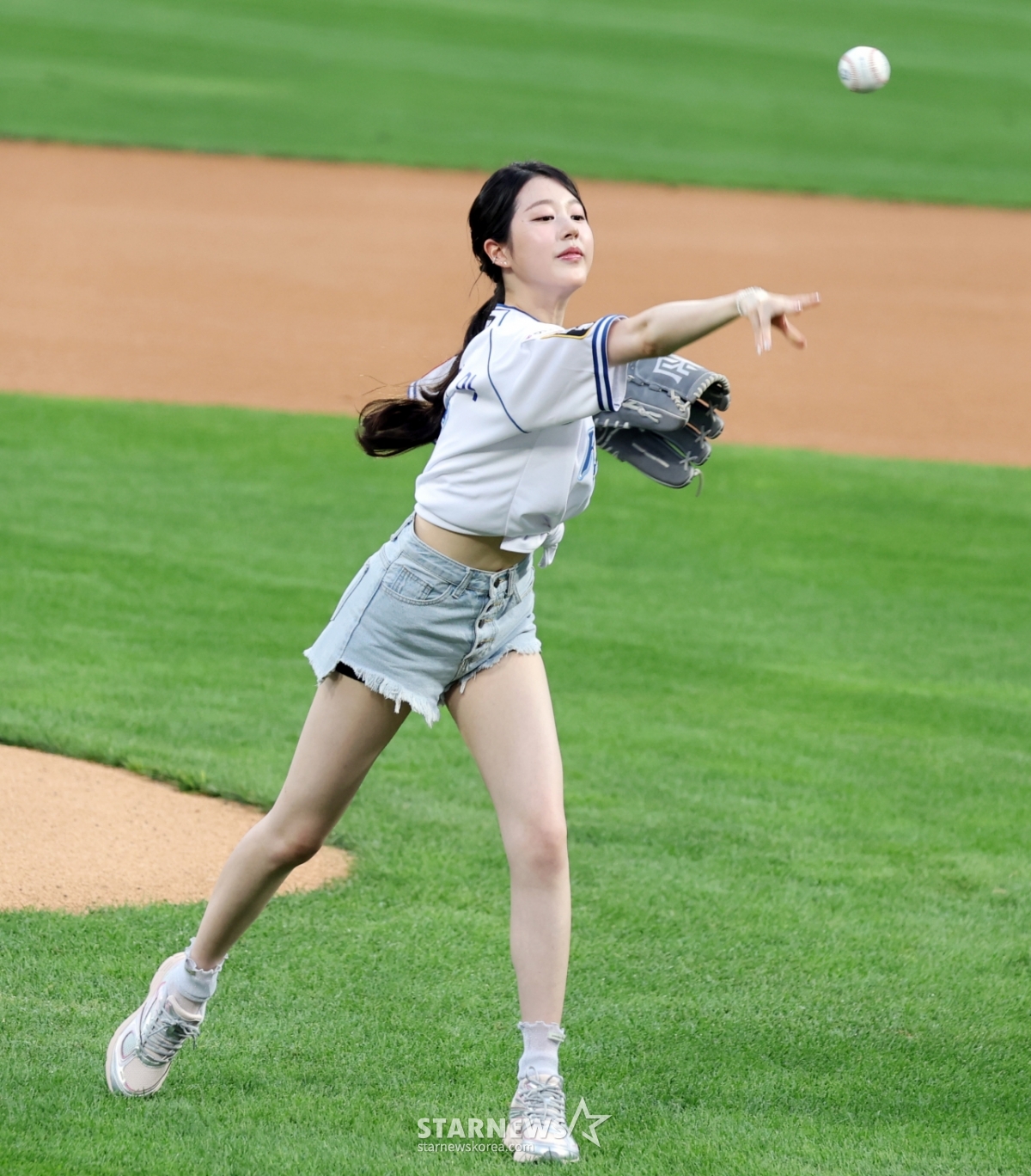 [한번에쓱]금쪽같이 던졌어요! 'SSG-KT전 시구나선 배우 장다아와 시타 이민재 | 스타뉴스