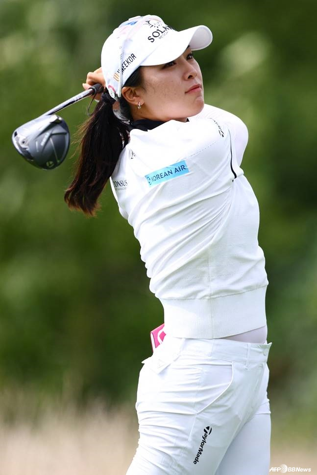 윤이나, 첫 LPGA 톱10 보인다... CPKC 위민스 오픈 1라운드 공동 13위 | 스타뉴스