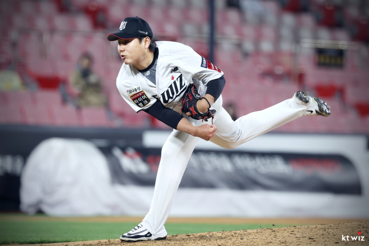 '문용익 8K 노히트 인생투 펼치다' KT, KIA에 8-2 완승 '1승 1패 원점' [수원 현장리뷰] | 스타뉴스