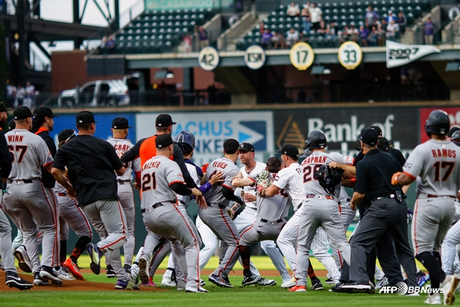 '진짜 주먹질하는 벤클 경험' 어리둥절 이정후, 평정심 찾고 멀티히트 활약→타율 0.262 상승... SF 3연승 | 스타뉴스