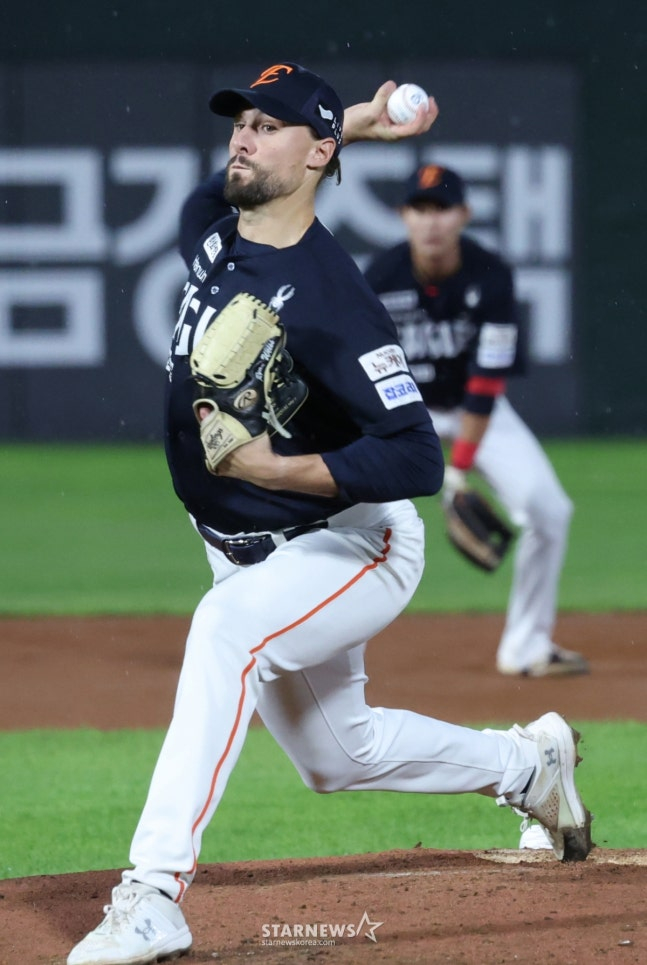 지난해 '10실점' 악몽→"롯데전 이 악물었다"→올해 5승-ERA 1.32 대반전, '대전예수' KBO 4호 기록도 세웠다 | 스타뉴스