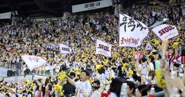 '마침내' KBO 44년 만에 누적 2억 관중 돌파! 1억까지 29년→2억명은 14년 만에 달성 [공식발표] | 스타뉴스