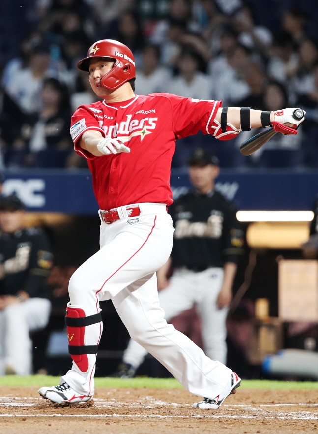 '전설의 백투백투백투백' SSG가 이기는 법, 5홈런에 NC를 울렸다... 앤더슨 233K→역대 단독 2위 등극 [창원 현장리뷰] | 스타뉴스