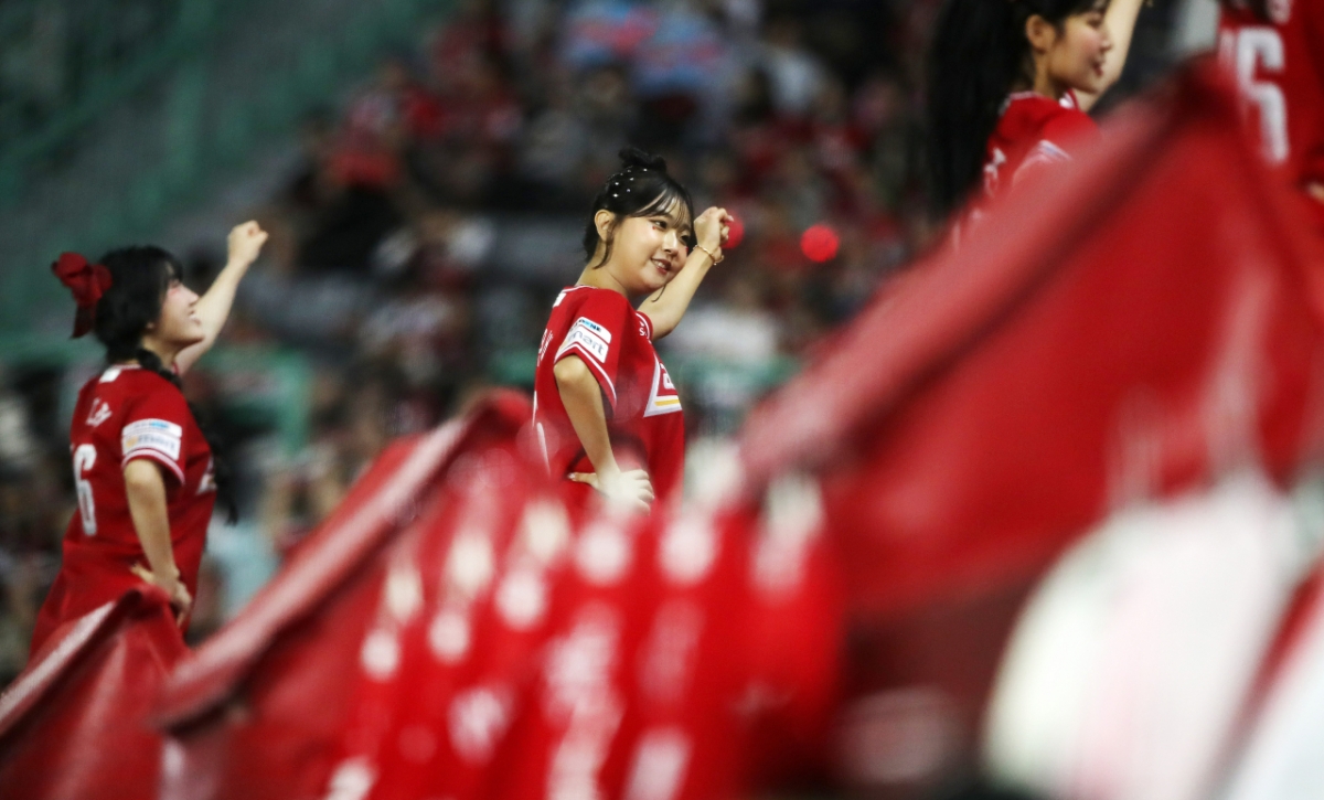 '3위로 대기중' SSG '준PO 응원 계획' 공개 "붉은 응원 물결로 뒤덮는다" | 스타뉴스