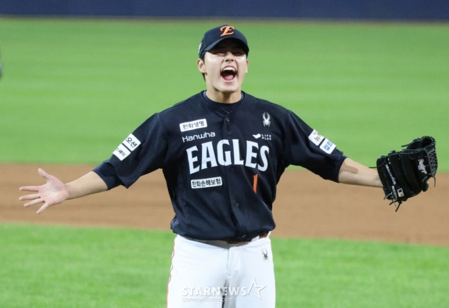 'KKKKKK' 문동주가 다했다! 4이닝 삭제→한화 5-4 승리... 19년 만의 KS까지 '단 1승' 남았다 [PO3 현장리뷰] | 스타뉴스