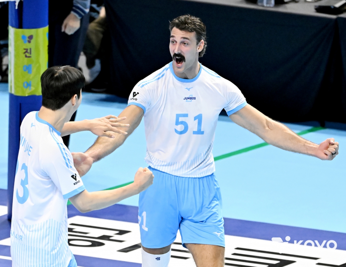 KOVO, 유니폼 이름표 덧대 바꿔입은 러셀·김관우에 제재금... '8년 전 피해' 한국전력은 불만 | 스타뉴스