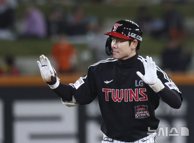 "대전에서 끝낸다" LG 홍창기, '타율 0.750' 문동주 킬러의 자신감 [KS5 현장] | 스타뉴스