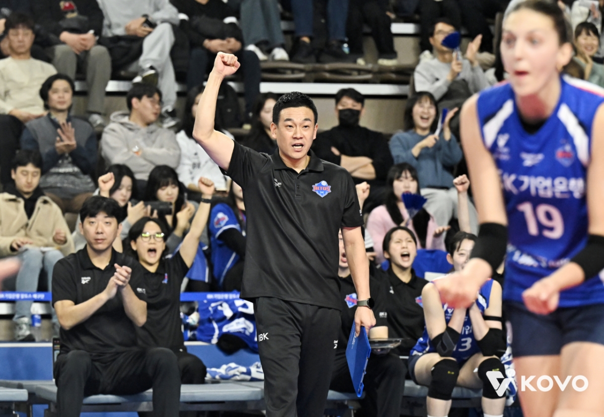 '김호철 사퇴→여오현 대행 체제' IBK기업은행 7연패 탈출, 흥국생명 3-0 완파 | 스타뉴스