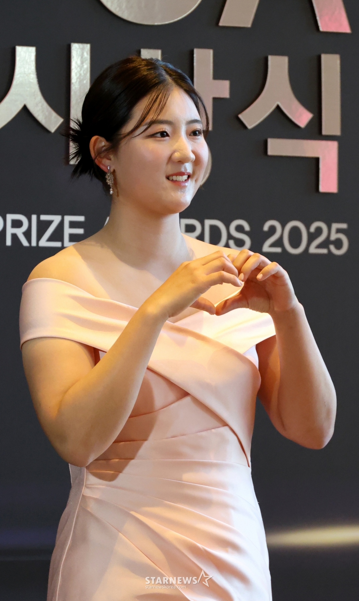 [포토] 귀요미 하트 황유나 '2025 KLPGA 대상' | 스타뉴스