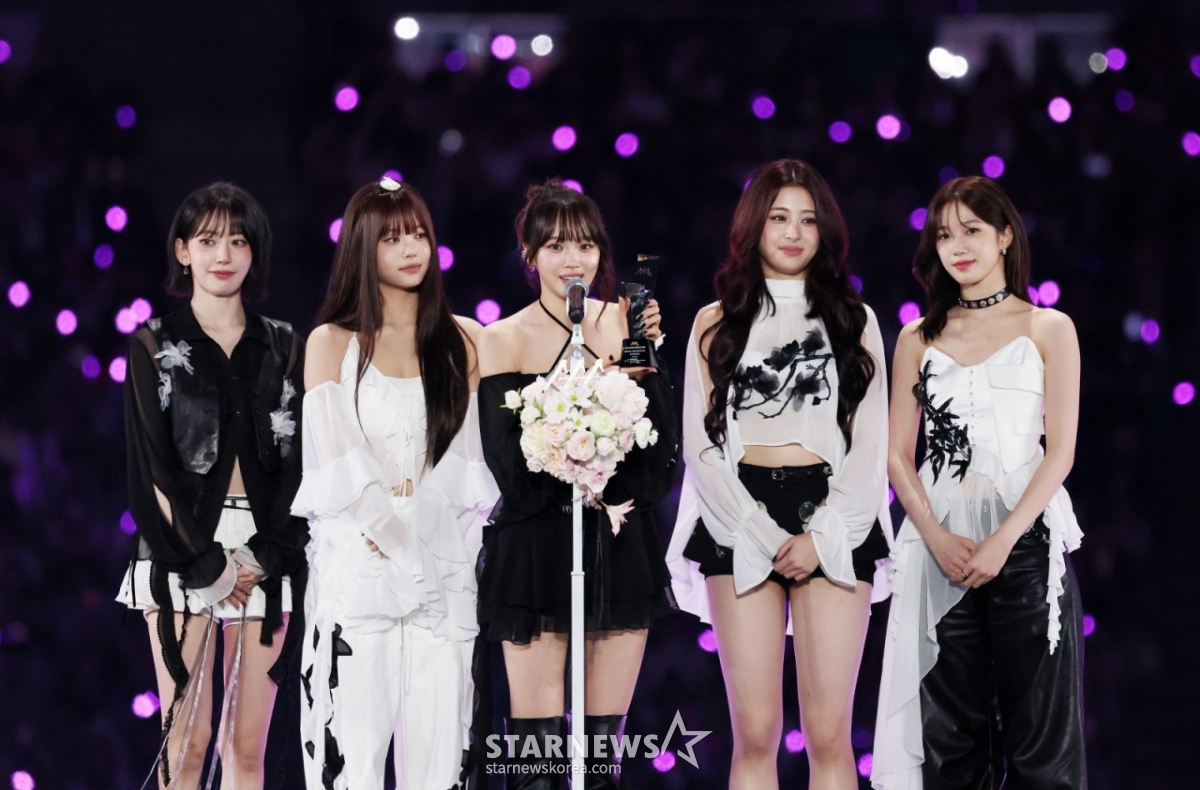 "방시혁 PD·피어나 감사" 르세라핌, AAA 올해의 뮤직 아이콘 영예[10주년 AAA 2025] | 스타뉴스