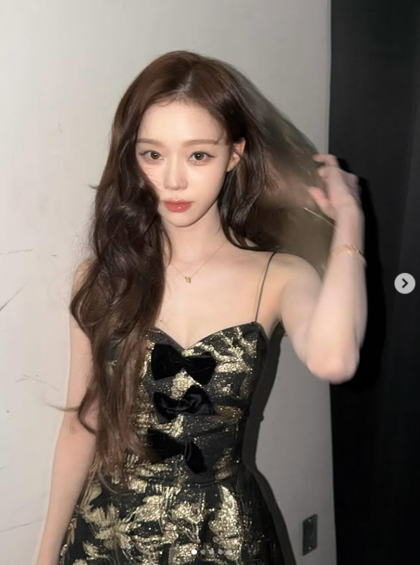 BTS 정국과 열애설 후 첫 SNS..에스파 윈터, 커플 타투는 가렸다 [스타이슈] | 스타뉴스