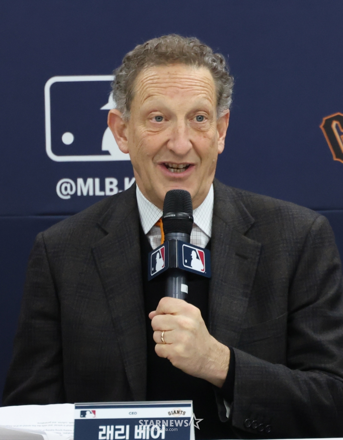 [Photo] Chairman Larry Bear, "K Lee Jung-hoo is amazing."