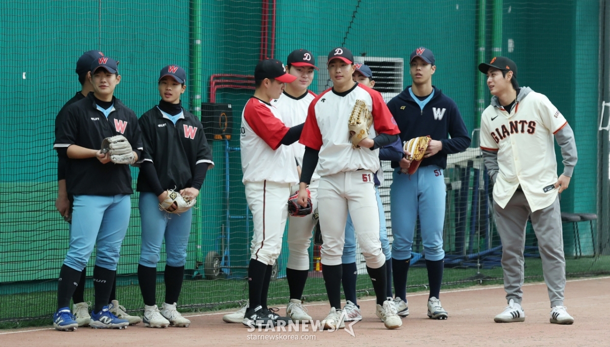 [Photo] Lee Jung-hoo, grandson of the wind delivering warm advice
