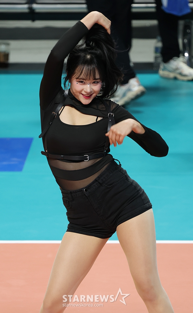 [Photo] Lee Hoeun, "Black Cat Dancing Queen."