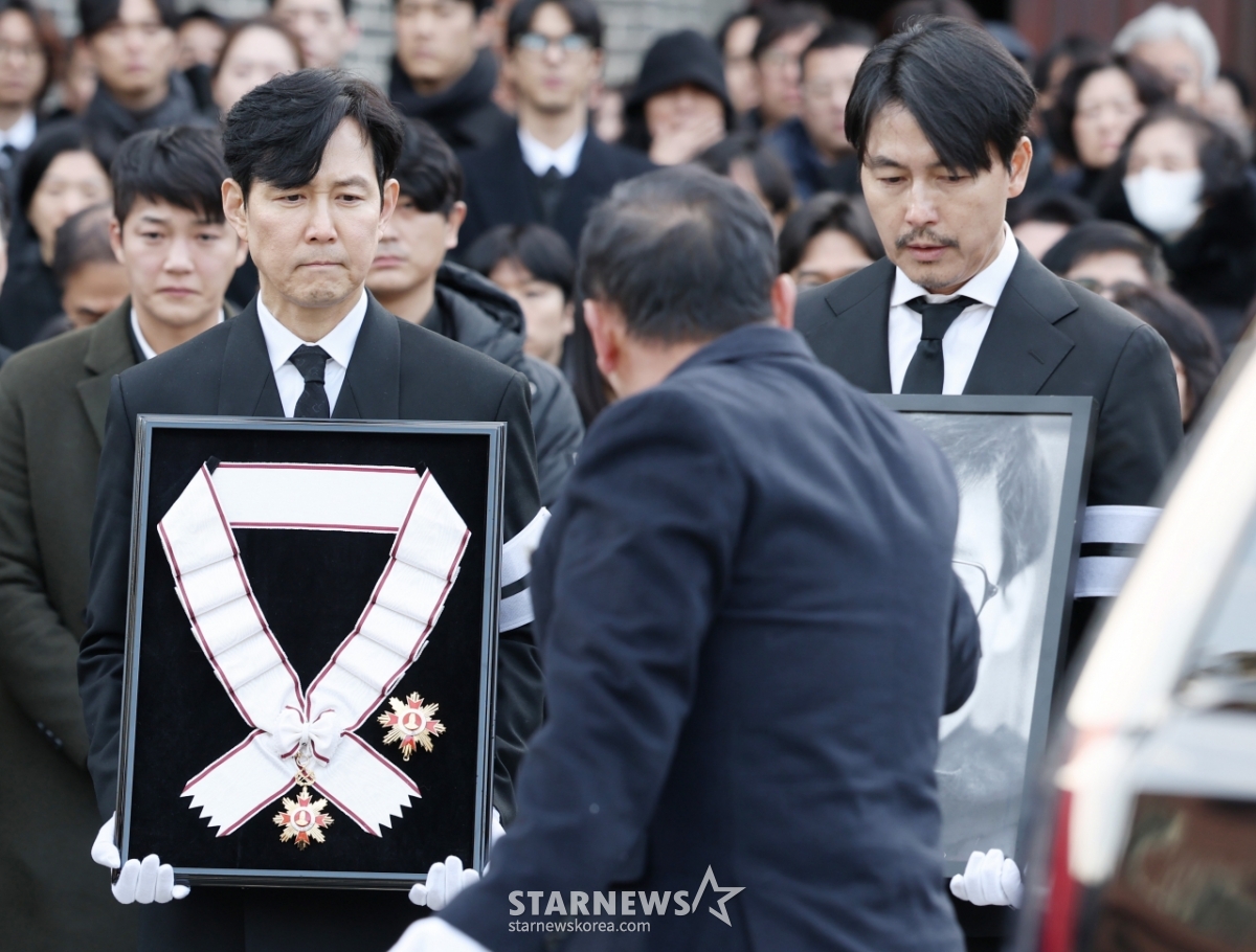 Lee Jung-jae and Jung Woo-sung's sad face [★Photo]