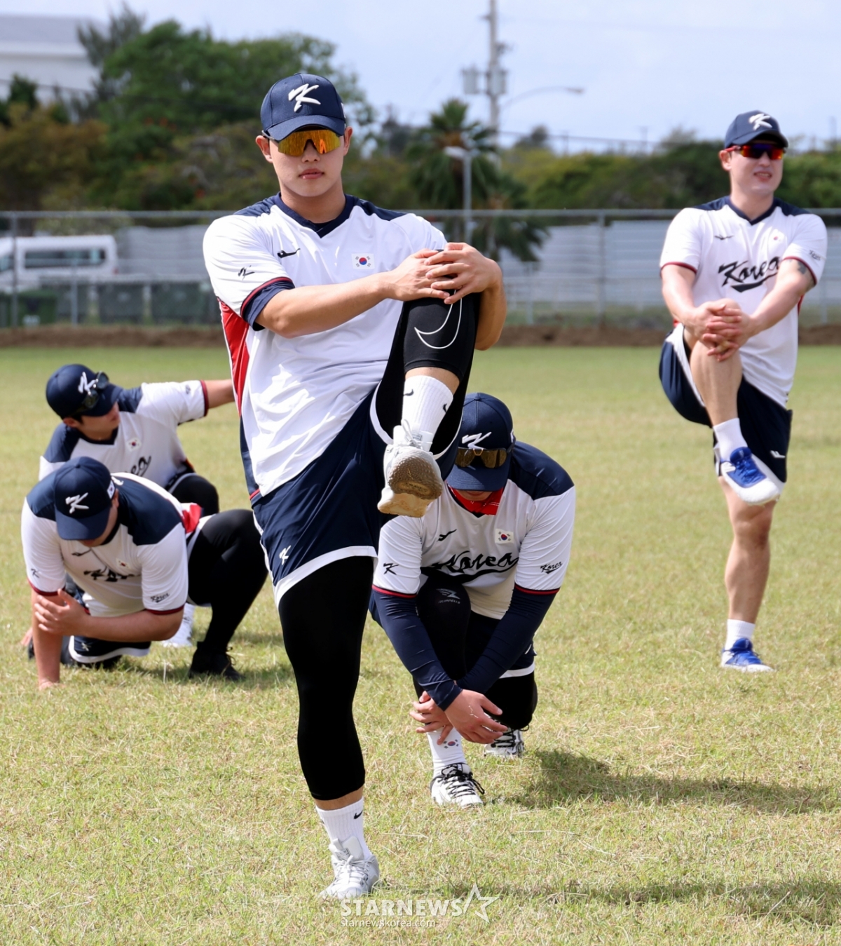 [Photo] "Keeping balance with one leg." Moon Dongjoo