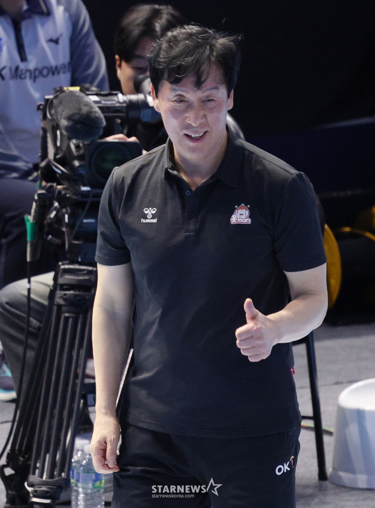 [Photo] Director Shin Young-chul 'Thumbs up after winning the second set'
