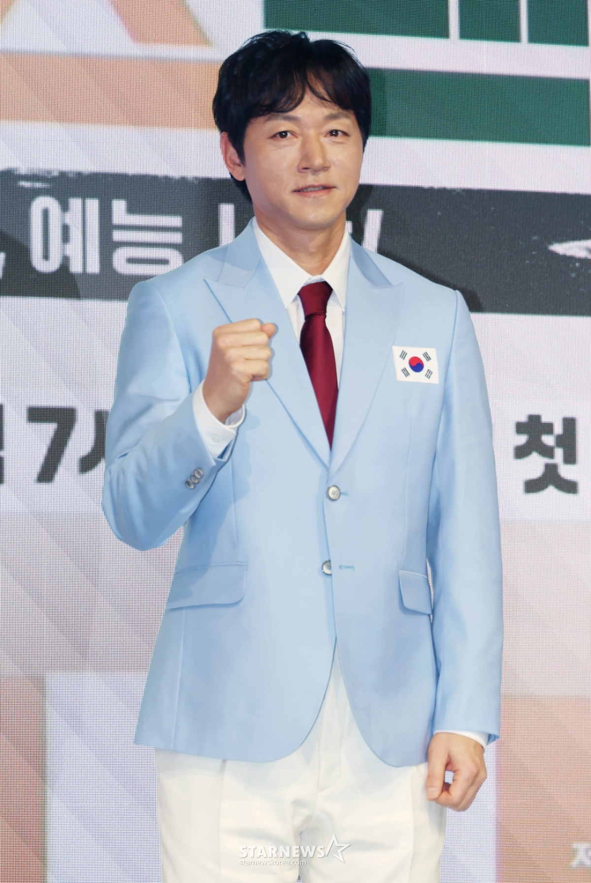 Kim Namil's "Yes Man with Fist" [★Photo]