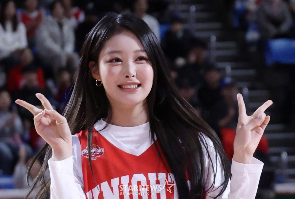 [Photo] Kiki's "Surprised First Pitch."