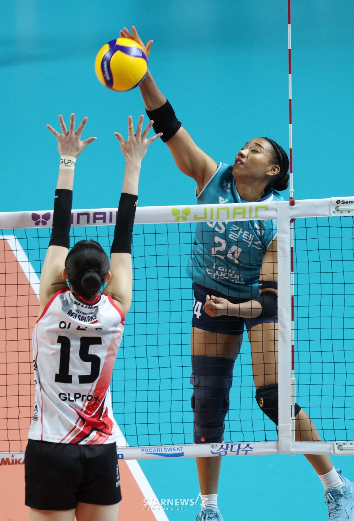 [Photo] Raina's "overwhelming elasticity"