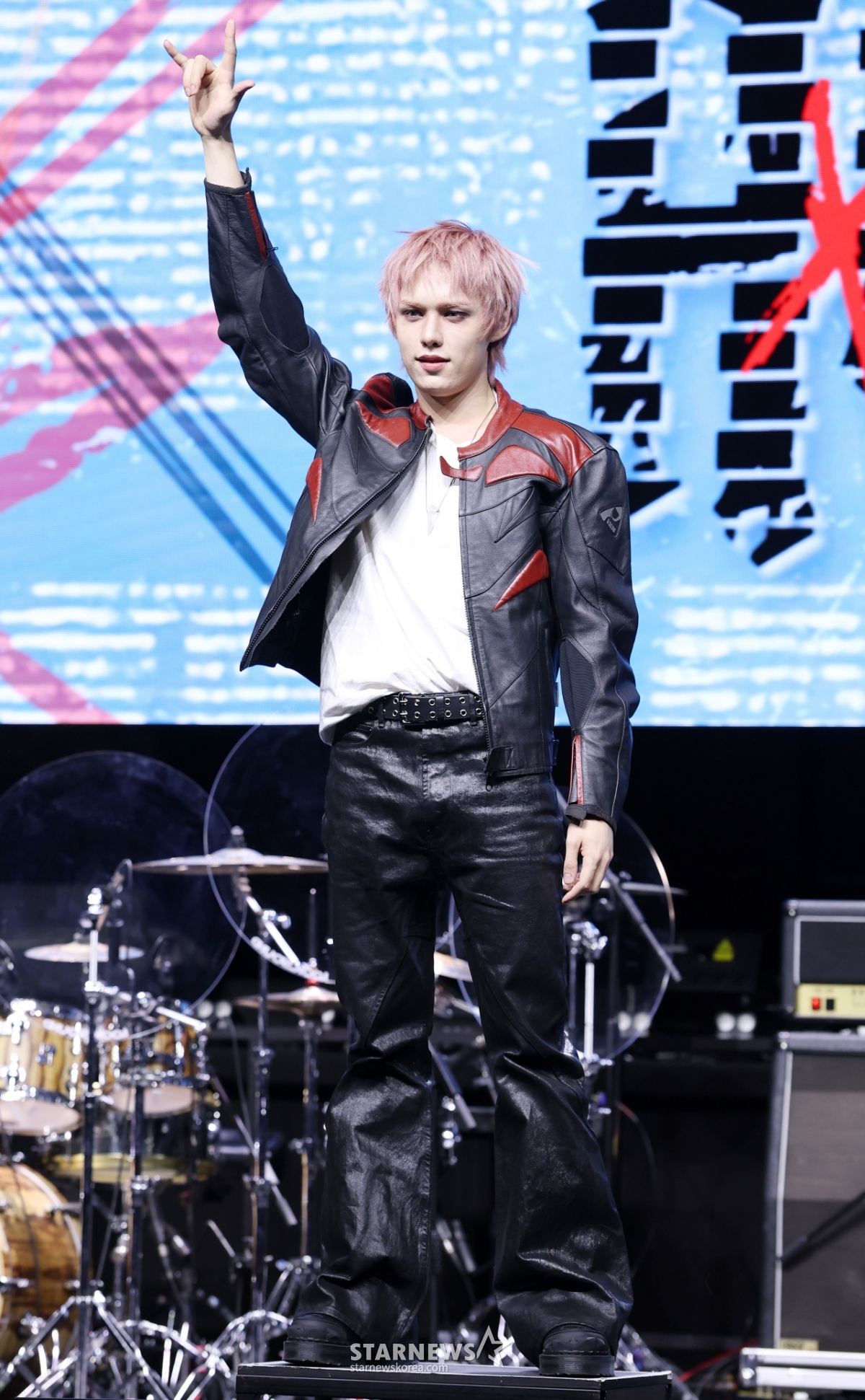 Crew, hands above your head. [★Photo]