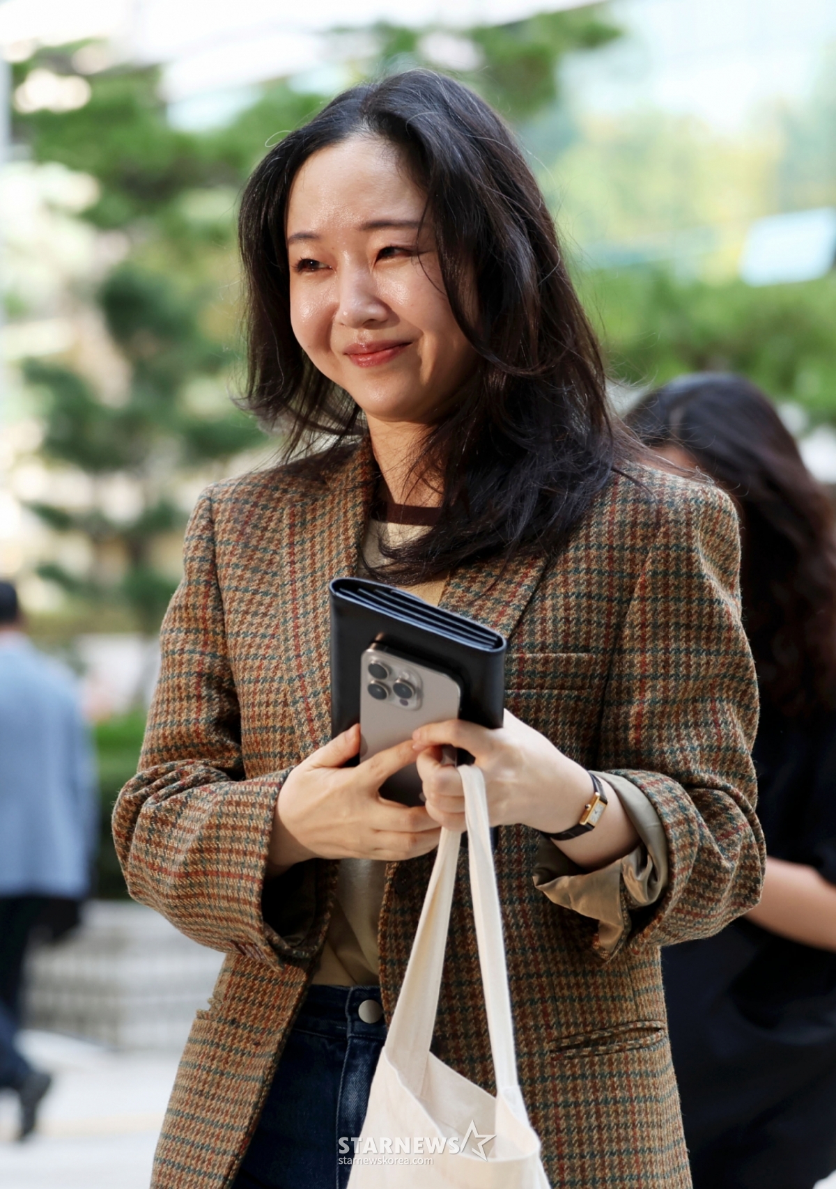 Cậu nói là không đến mà.Min Hee Jin đột ngột tham gia họp báo khẩn cấp ...