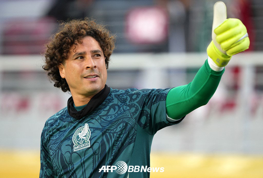 Hong Myung-bo-ho's '41-year-old' goalkeeper Hana, Mexico's 'Legend ...