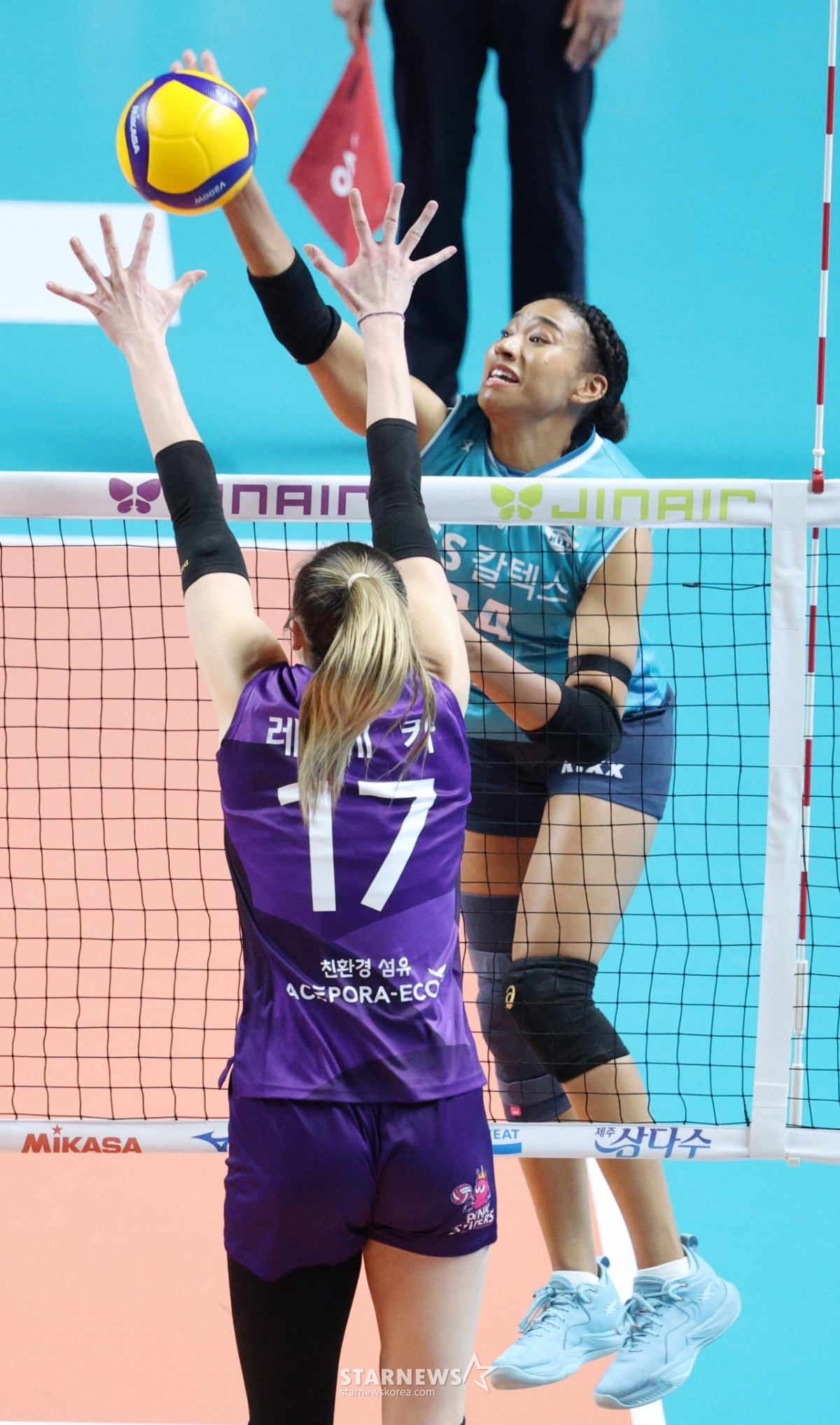 [Photo] Who will be the winner of the Raina vs Rebecca race?' | STARNEWS