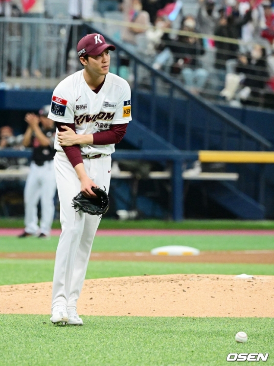 타구 맞고도 156㎞ 삼진이라니... 에이스라 쓰고 안우진이라 읽는다 [준PO5] | 스타뉴스