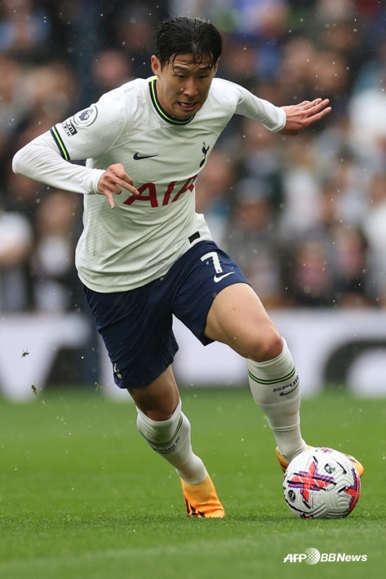 SON, '우상' 호날두 제치고 드록바와 설 기회... 'EPL 104호골+UECL 진출' 노린다 | 스타뉴스