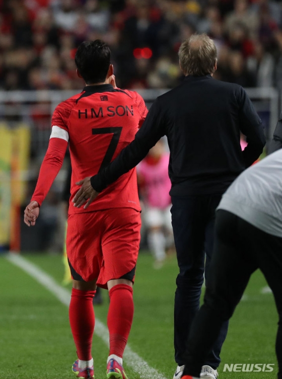 ‘SON 캡틴 문제없다! 풀럼 상대 출격! EPL 7호골 도전!’ 감독 피셜, “건강해...특이 사항 없어” | 스타뉴스