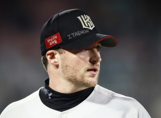 [오피셜] '모자에 이런 글씨를...' 한국 사랑한 에이스, 내년 KBO 리그에서 뛴다 'KT와 총액 140만$ 재계약→외인 구성 끝' | 스타뉴스