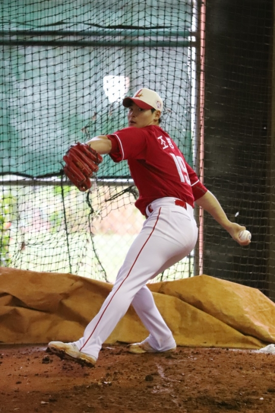 "정말 까다롭네" 2G KKKKK 예비역에 138승 전설도 감탄... 상무의 선택, SSG에 신의 한 수 되나 | 스타뉴스