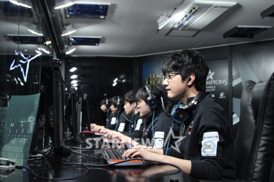 CJ 엔투스, 최강 SKT T1의 허를 찌르다.. '2-0 완승' | 스타뉴스