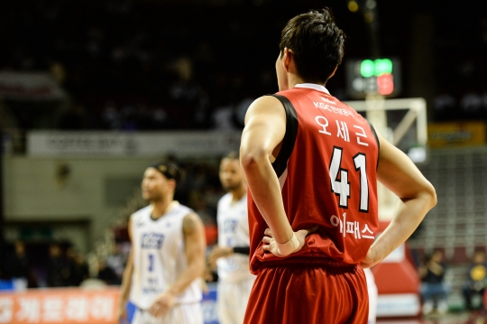 '밸런스 붕괴' KGC, 너무나 뼈아팠던 오세근 공백 | 스타뉴스