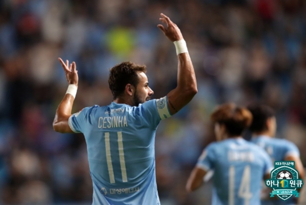 [K리그1 27R] 대구 '전반만 3골', 강원 꺾고 4위로...세징야 원맨쇼! | 스타뉴스