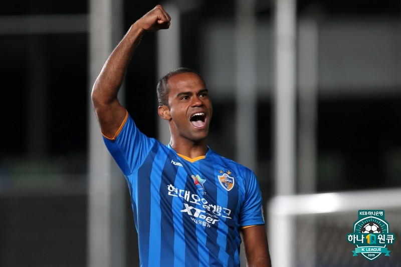 [K리그 35R] ‘주니오 2골’ 울산, 강원 2-1 제압... 전북과 3점 차 선두 | 스타뉴스