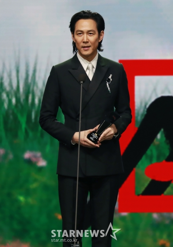이정재, AAA 올해의 배우상 수상 "좋은 캐릭터 만났다"[2020 AAA] | 스타뉴스