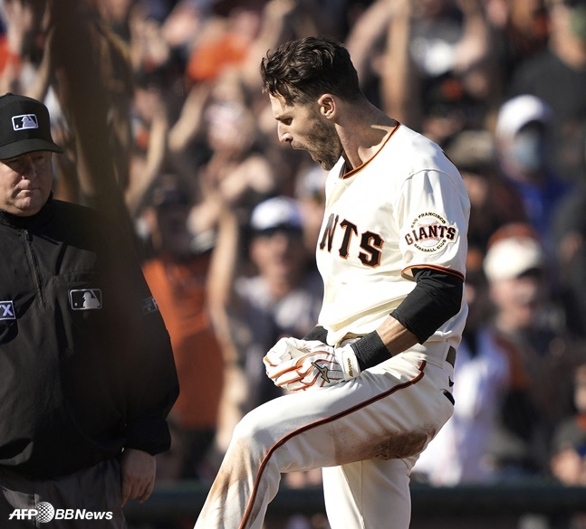 'CY 후보 뷸러 잡았다!' SF, LAD 6-4 격파... 'NL 서부 단독 1위' | 스타뉴스