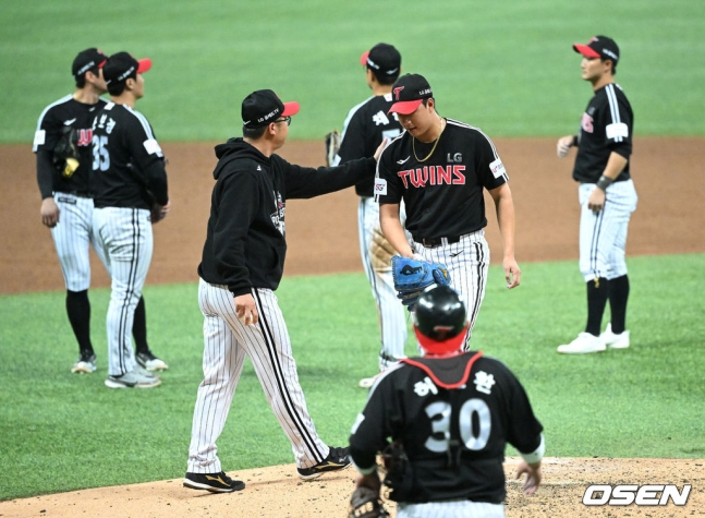 LG 짓누른 '우승 적기' 부담감, 역대급 2위의 잔인했던 가을 [PO4] | 스타뉴스