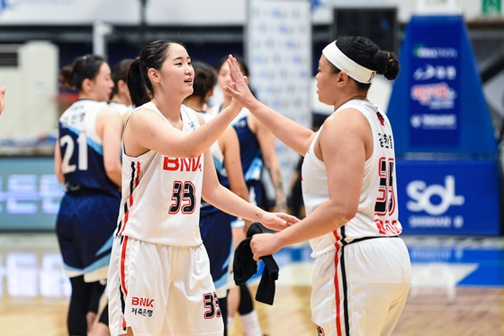 초박빙 승부 중인데 웃는다... 달라진 BNK '위닝 멘탈' 장착 | 스타뉴스