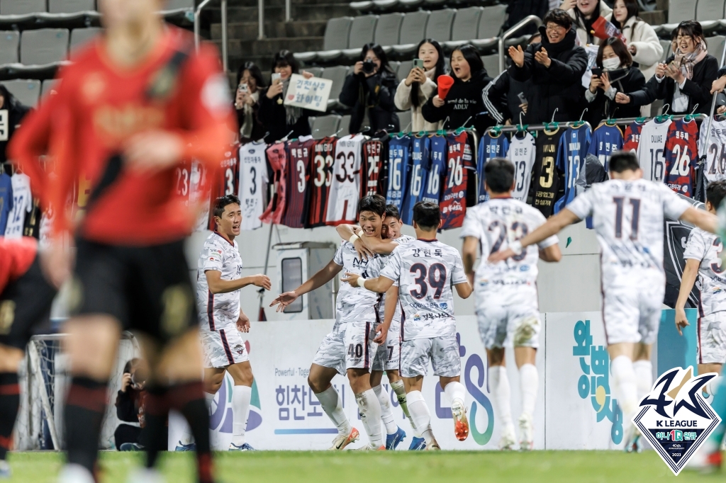 [K리그2 38R] ‘이영준 선제골’ 김천, 경남 원정에서 1-1 무승부…남은 건 부산의 결과 | 스타뉴스