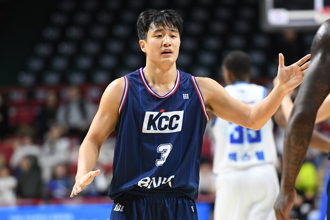 KCC '2차 연장 대혈투'서 역전극 썼다! 라건아 더블더블-허웅 3점포 5방 대폭발 [부산 현장리뷰] | 스타뉴스