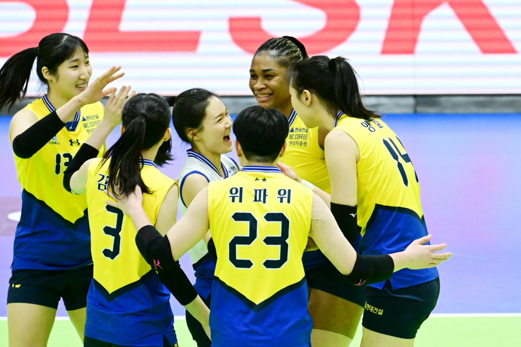 현대건설 우승 코앞! IBK 셧아웃 완파, 2위 흥국생명과 승점 4 차이... 다음 경기 맞대결→1위 확정 지을까[수원 현장] | 스타뉴스