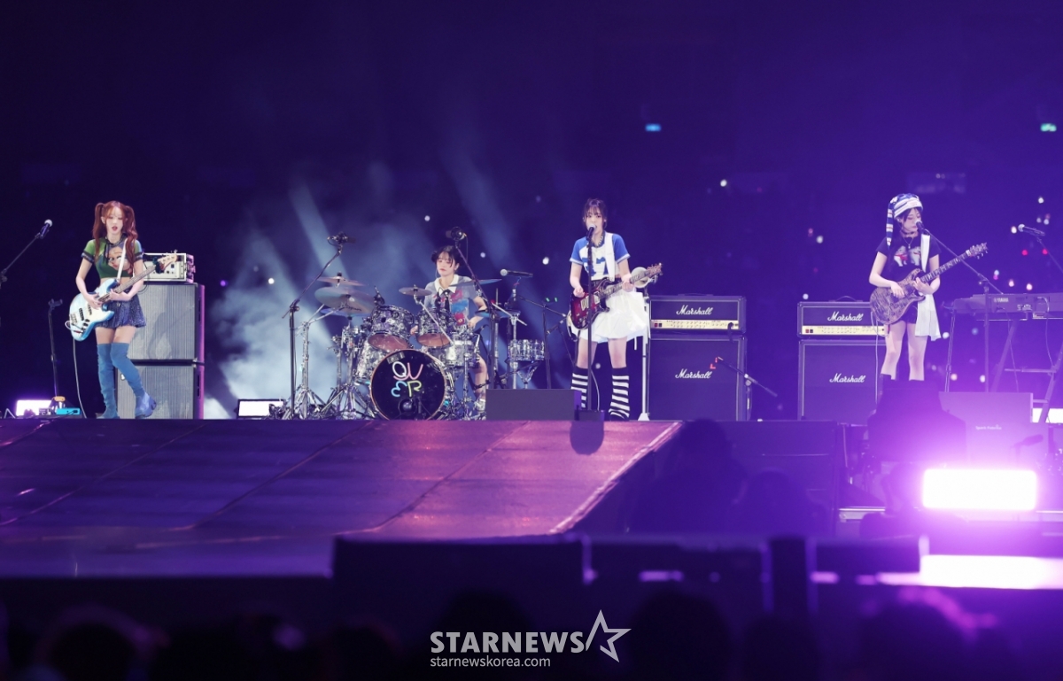 'AAA 2025' QWER, 베스트 밴드 수상→'ACON 2025'까지 달궜다 "큰 영광" | 스타뉴스