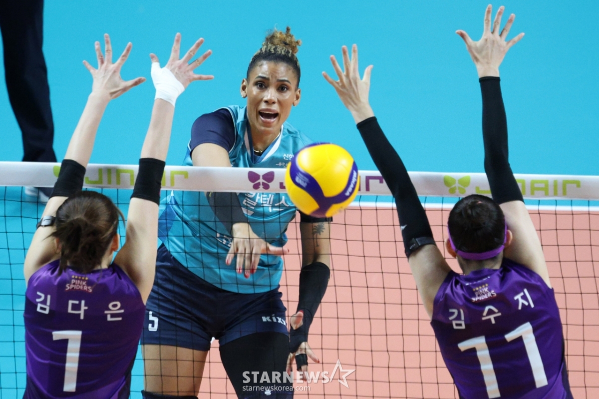 [Photo] Silva, "Not a hole, but a gate." | STARNEWS